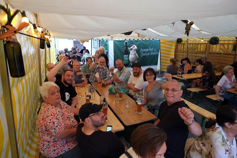 Menschen auf dem Kirmesplatz | halloherne.de